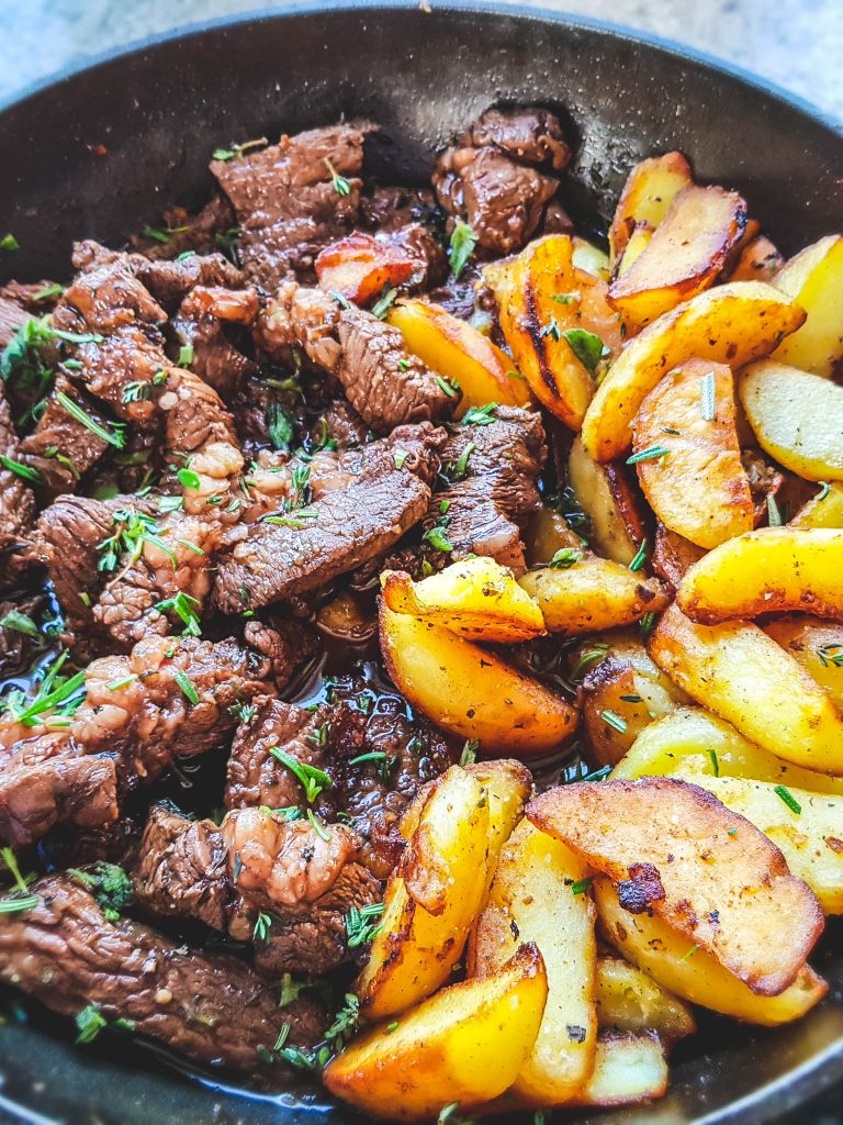 Jautienos Steikas Ketaus Keptuvėje su Bulvytėmis ir Česnakiniu Sviestu ...