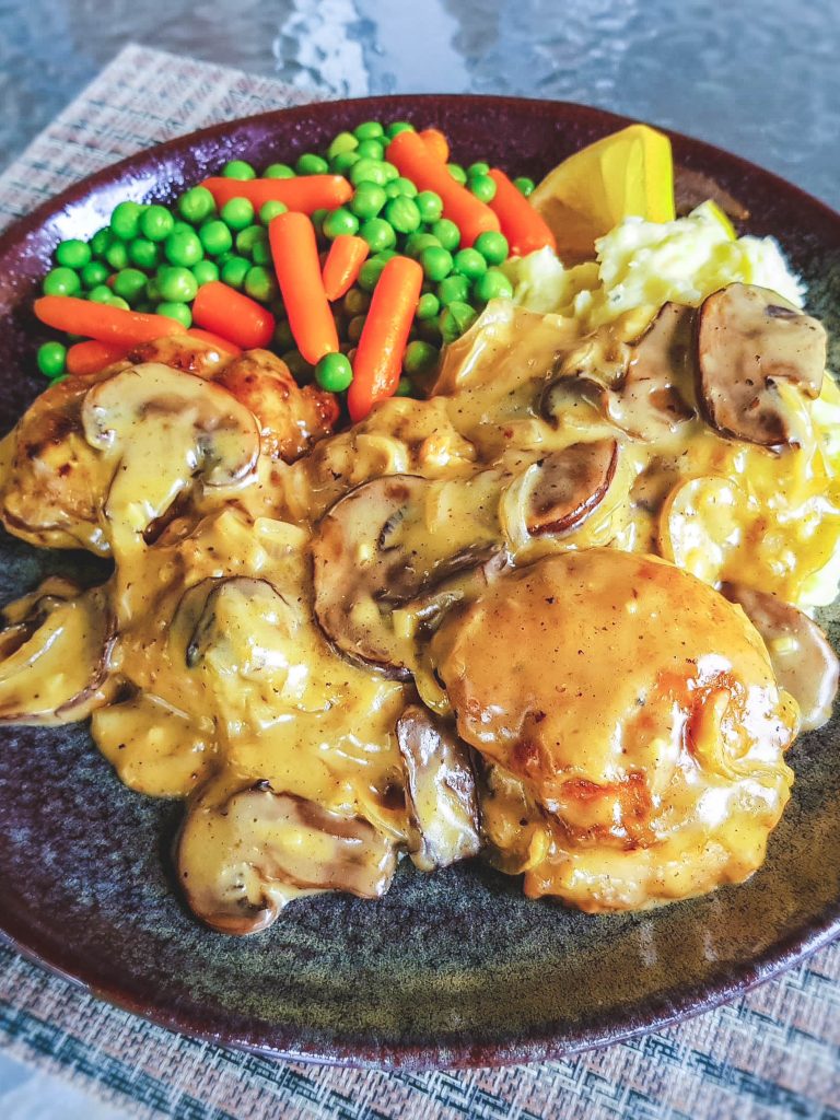 Vištiena Grybų-Vyno Padaže su Bulvių koše su pelėsiniu sūriu – GoGrill.LT